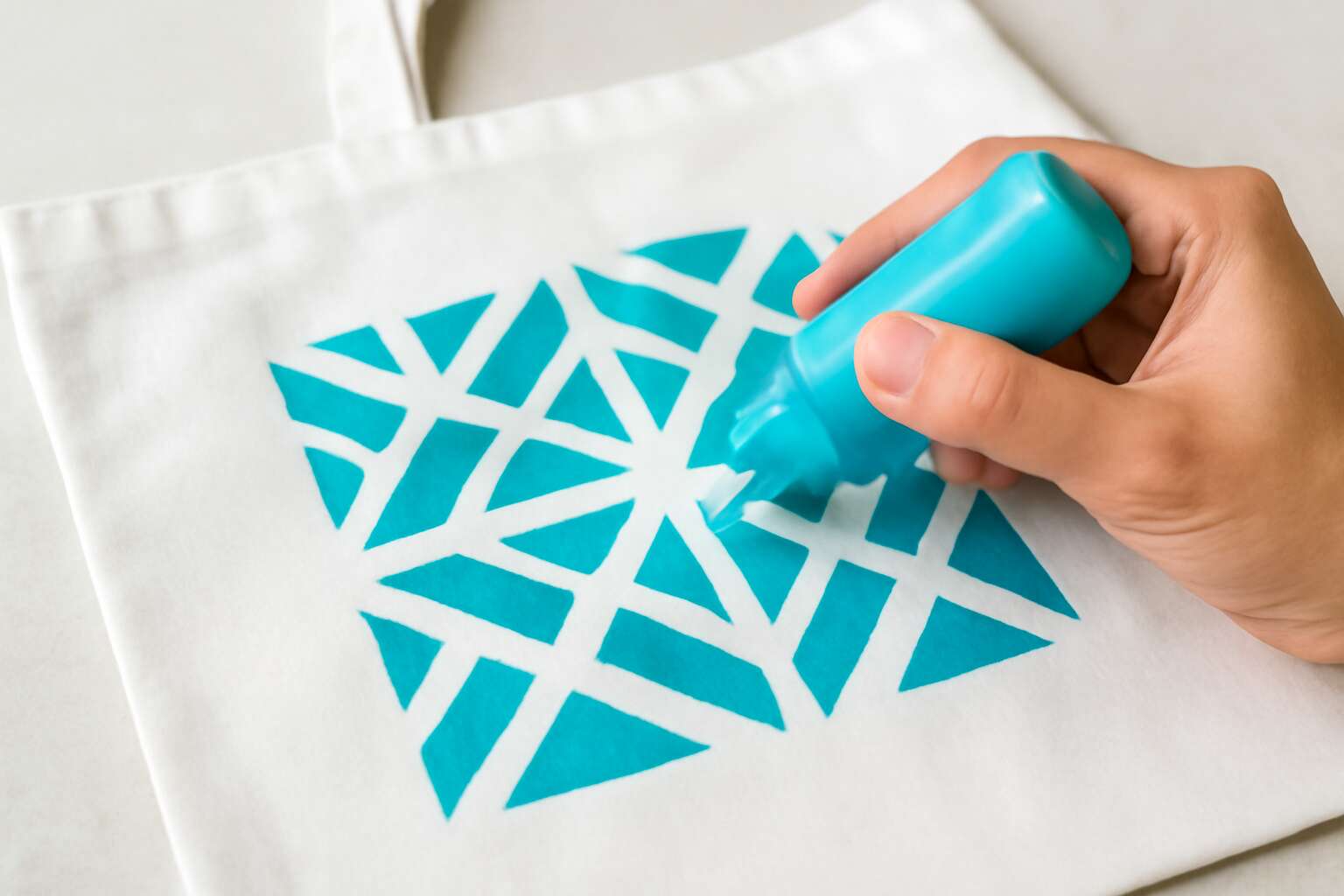 Vibrant DIY looks with fabric paint with stencils: easy patterns, bold ...